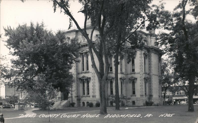 Davis Co Courthouse Bloomfield, IA Postcard