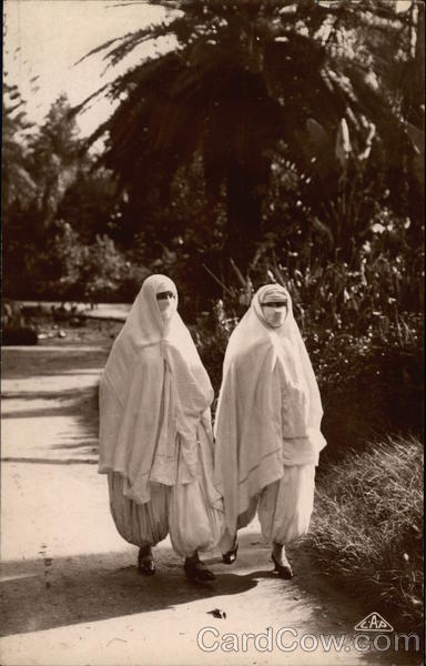 Mauresques en Promenade Women Postcard