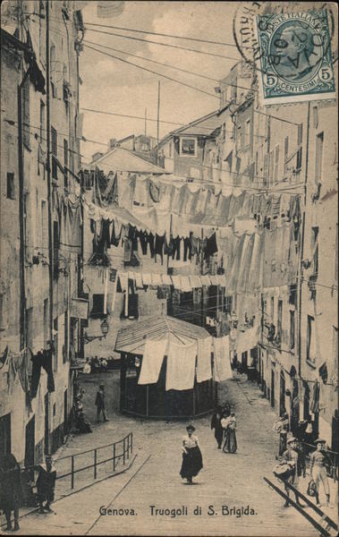 Courtyard in Genoa with hanging laundry Italy Postcard