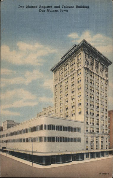 Des Moines Register and Tribune Building Iowa Postcard